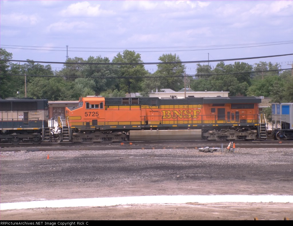 BNSF 5725